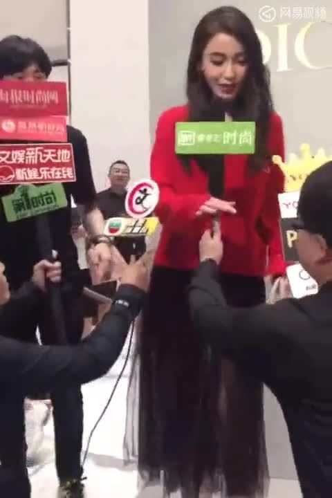 杨颖接受记者采访,工作人员竟然当场下跪,杨颖瞬间尴尬了