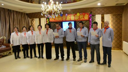 同学表演让我们荡起双桨