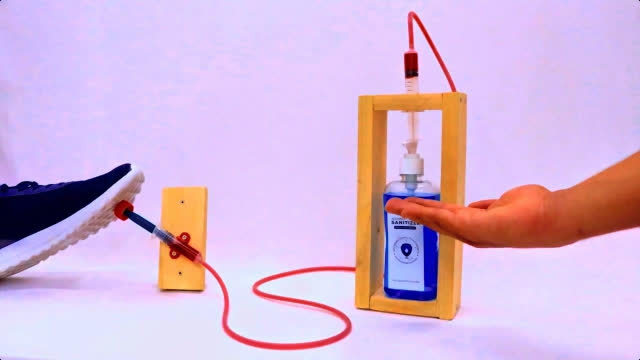 实验:小哥制作脚踏式消毒液分配器,太方便了!