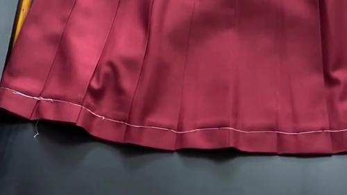 裙子上定位线设计奇葩,只要遇到水就会融化