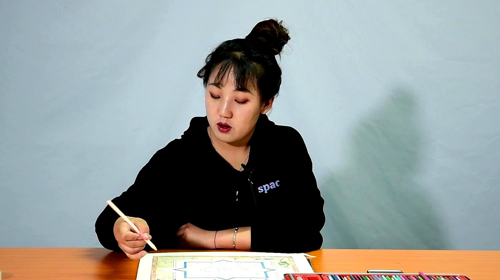彩铅画传统纹样的时候,用色差大的颜色冲击视觉,避免视觉疲劳