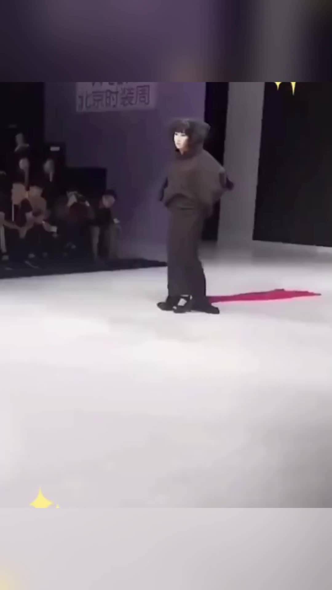 设计师设计这衣服他自己穿上能行走吗?