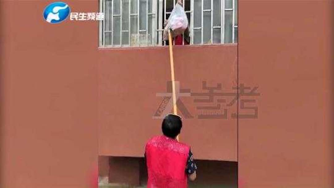 手握电线绝缘杆给居民送吃喝,居民:这一招真好绝了