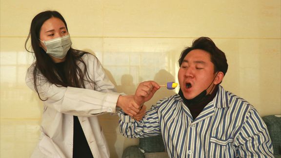 短剧:医生用黏土雪糕套路病人,不料病人却不按套路走,真逗