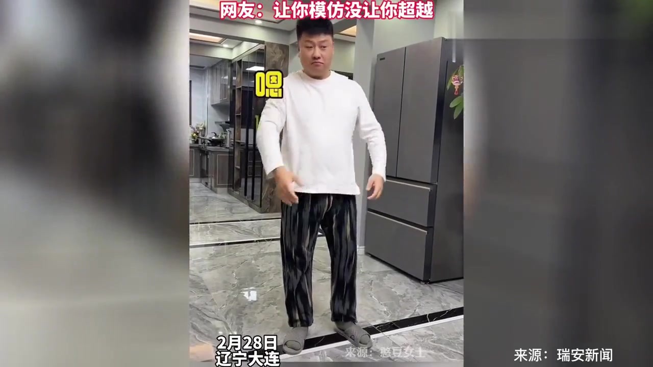 男子给妻子表演模仿秀,一人多角惹人爆笑,让你模仿没让你超越