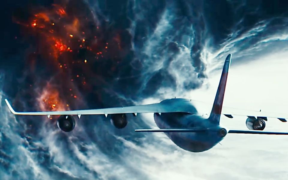 女子坐飞机遇到灵异事件,飞机直接在空中解体,瞬间化为乌有