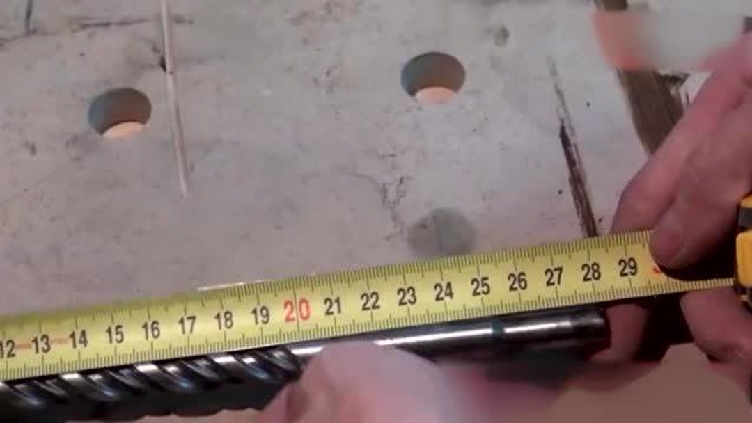 用水管和钻头制作电动填缝枪,比手动的要方便多了