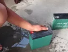 电动车换电瓶的时候;如何避免更换翻新电瓶呢?师傅教你分辨真假