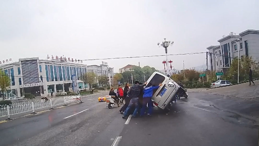 交通事故合集:大货车避让三轮车导致侧翻,大家怎么看?