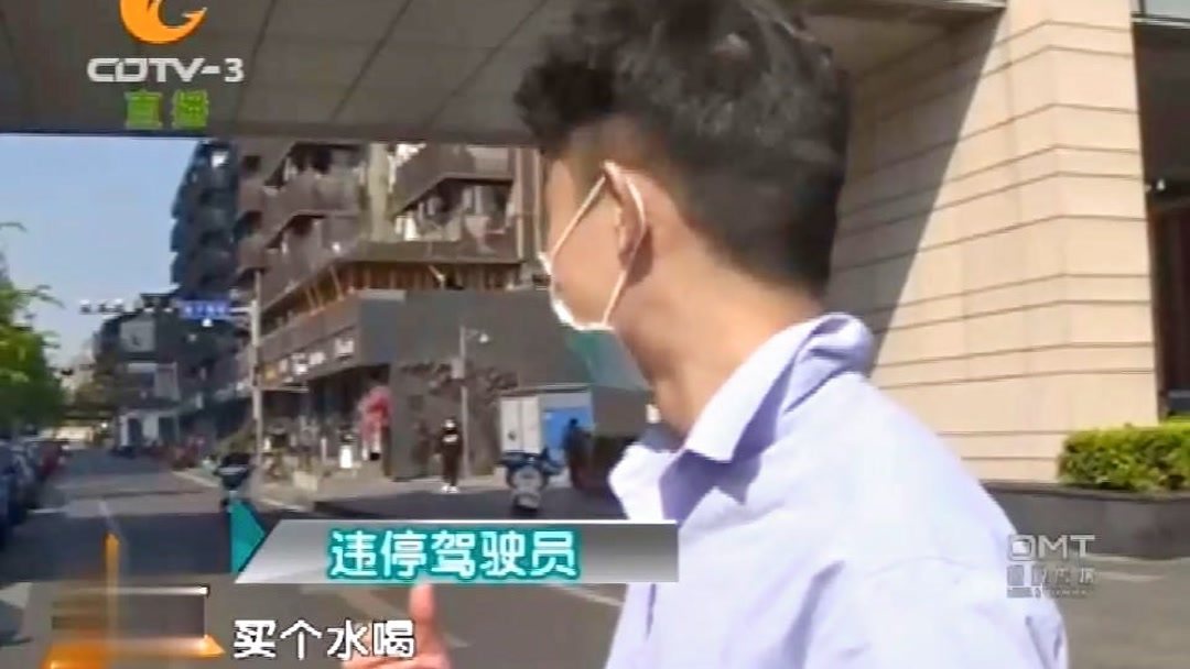 商业街边停车太随意,交警柔性执法劝离任性司机