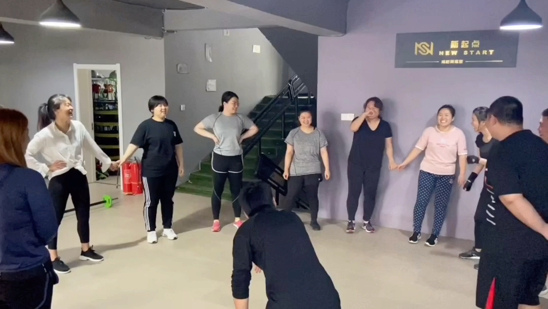 教练带大家做课前小游戏 在快乐中健康瘦身 太?️了!