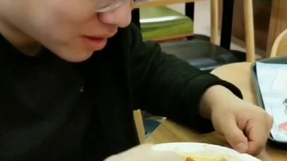 家里介绍的相亲对象,第一次见面我说不饿,他就只给自己点了份饭