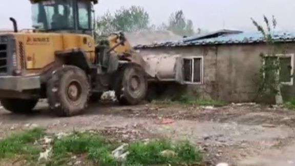 县城市管理行政执法局拆除违法建设为重点工程建设提供保障