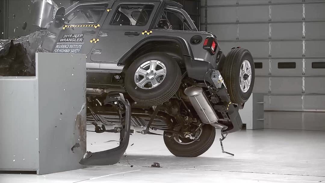 牧马人碰撞测试直接翻车,为什么硬派越野车碰撞成绩普遍偏低?