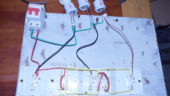 家庭常用开关电路单开单控双控三控改电走线面板接线方法