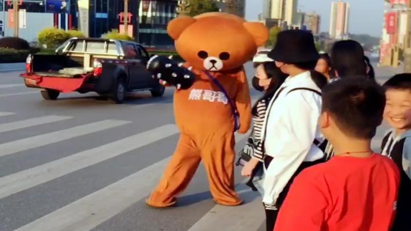 熊先生:小熊阻止大家闯红灯,拿锤子暴捶众人,好青年!
