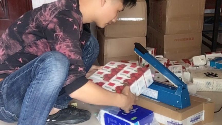 网上撸AB单太难抢到抽纸了、只有批量购买散装纸回来自己加工了。