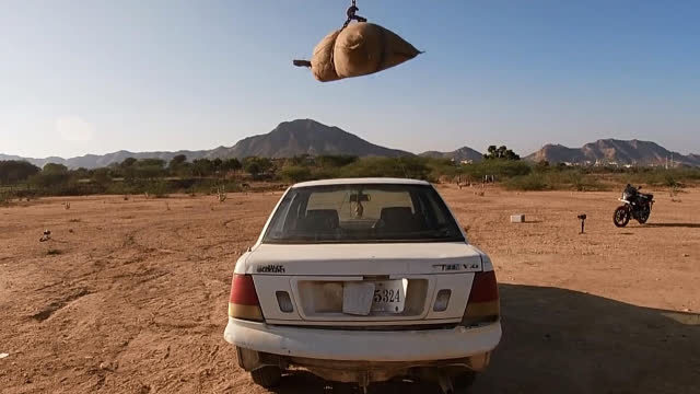 将石头从十米高处扔下,砸在汽车上会怎样?小哥亲测后脑悔了