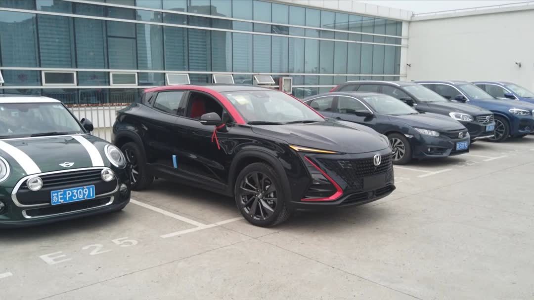 长安UNI-T遥控泊车功能演示，新手停车又一福利