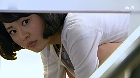 会议室开会,美女弯腰捡桌下的笔记本,谁料下一秒就尴尬了!