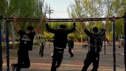 ...波微步竟是这样的,公园锻炼器材不仅提供给大妈,还有没钱去健身房的
