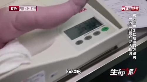 宝宝出生后,爸爸十分激动,不停的向医生询问手术情况