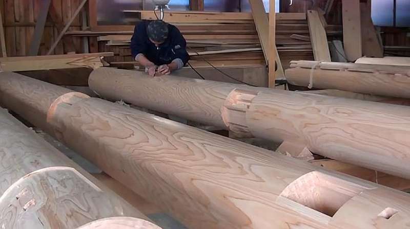 房屋建筑:木匠加工圆柱工艺品建造木质房,这构造不简单!