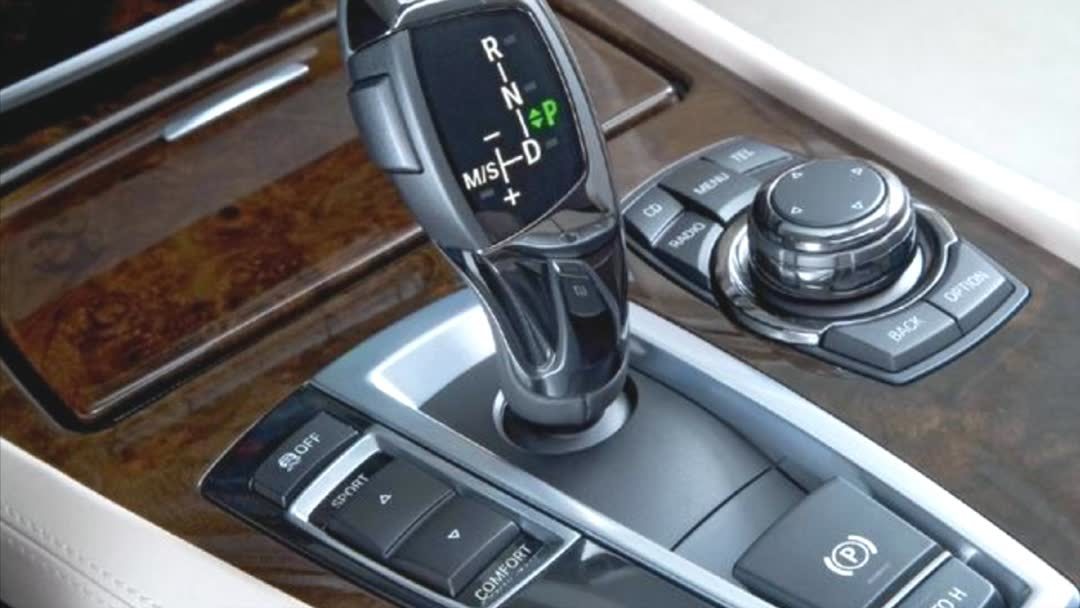 自动挡起步时,先松手刹还是先挂D挡?别不当个事,做错太伤车了