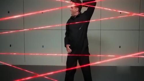 这是什么黑科技,砰的一下密码门就开了