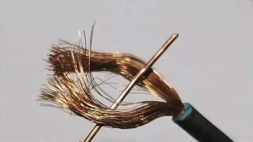 软线接硬不要直接缠绕,非常不安全!看老电工如何正确接线?