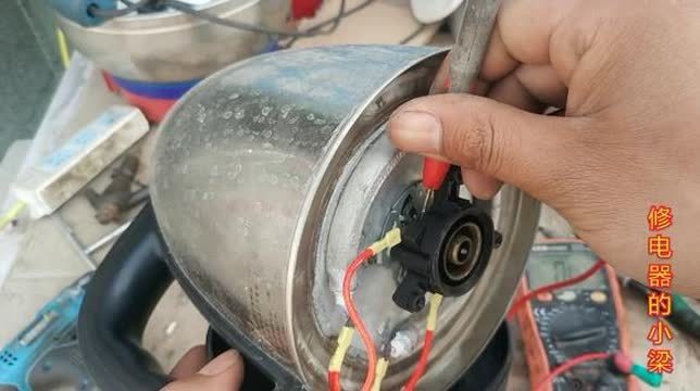 电水壶不通电,啥也不用换,用牙签翘一下