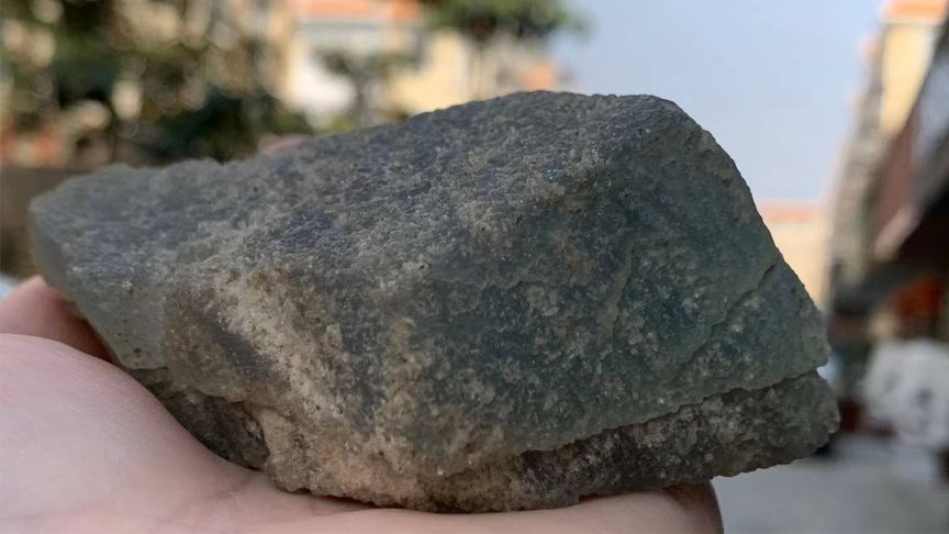 几百块的翡翠原石开切,一刀下去心碎了,起货后竟收获颇丰,咦?