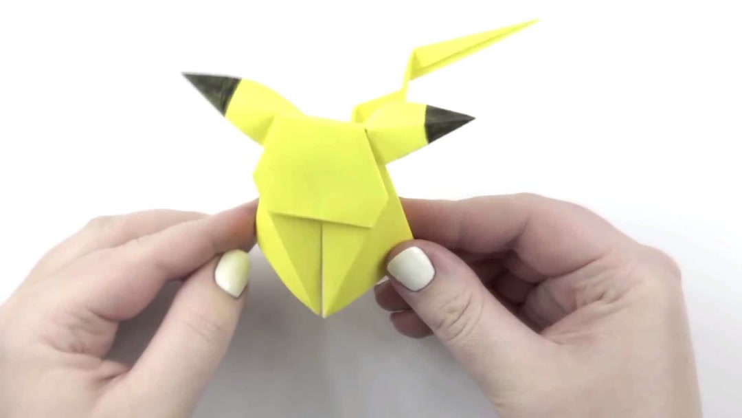 如何用纸DIY一个皮卡丘