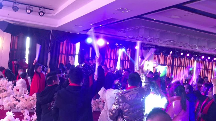 真羡慕这样的公司年会,像演唱会现场。