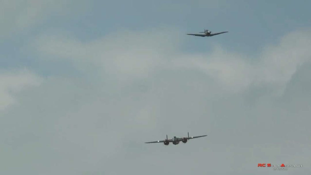 B25”米切尔“型轰炸机和BF109G战斗机