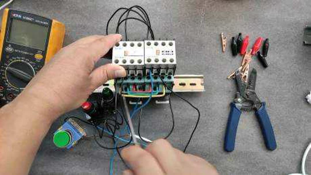 电动机如何控制正反转?其保护器如何接线?电工坚果画图接线演示