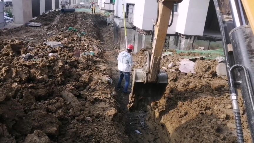 挖掘机挖沟槽对于我这个二把刀来说太难了,正负误差要三公分以内