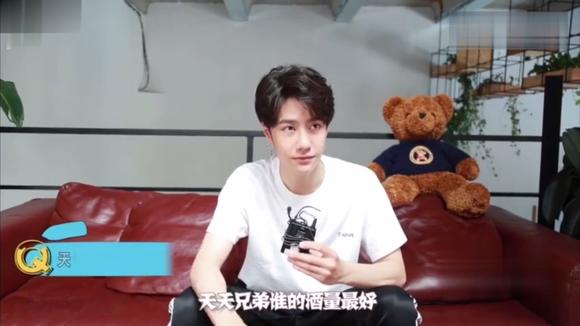 直击“爱豆王一博”的一天行程