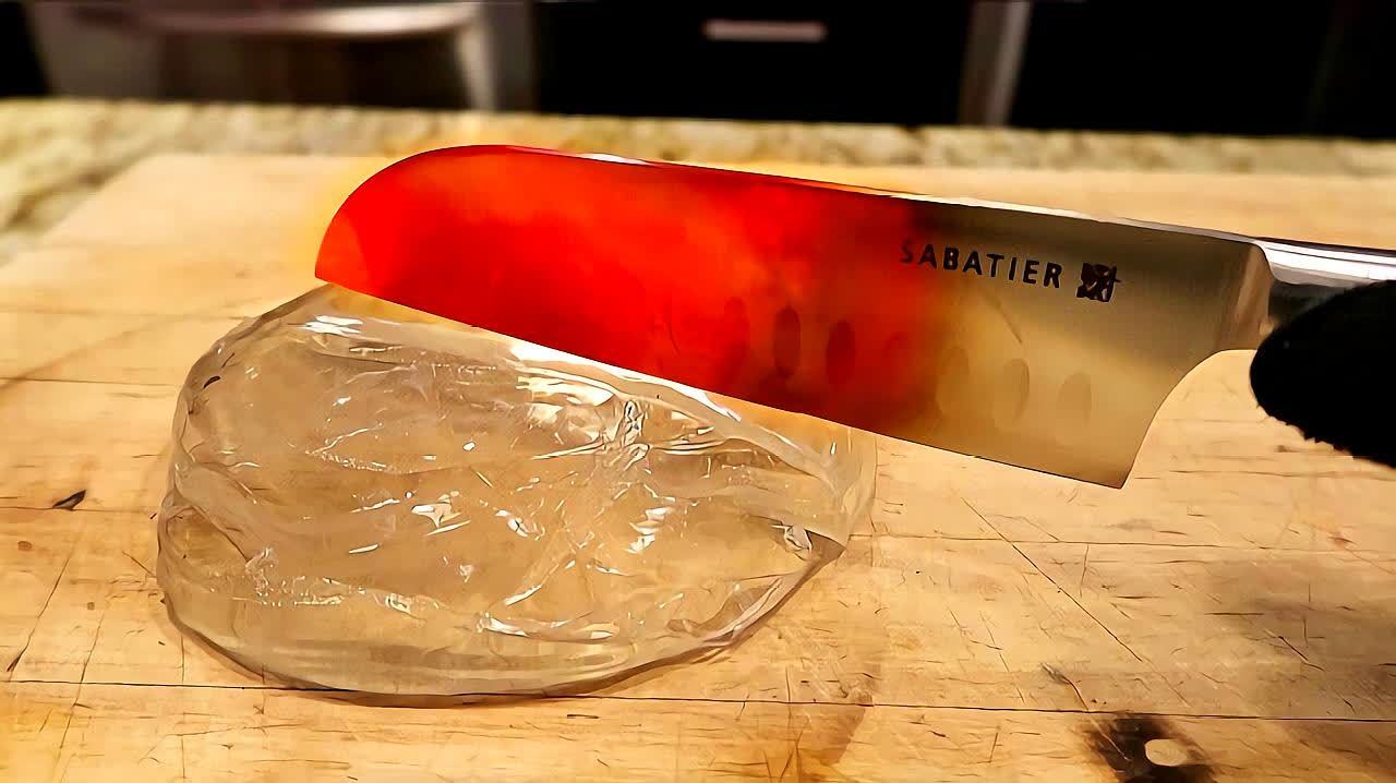 牛人用1000℃钢刀切液体玻璃,下刀的一瞬间,画面太震撼了!