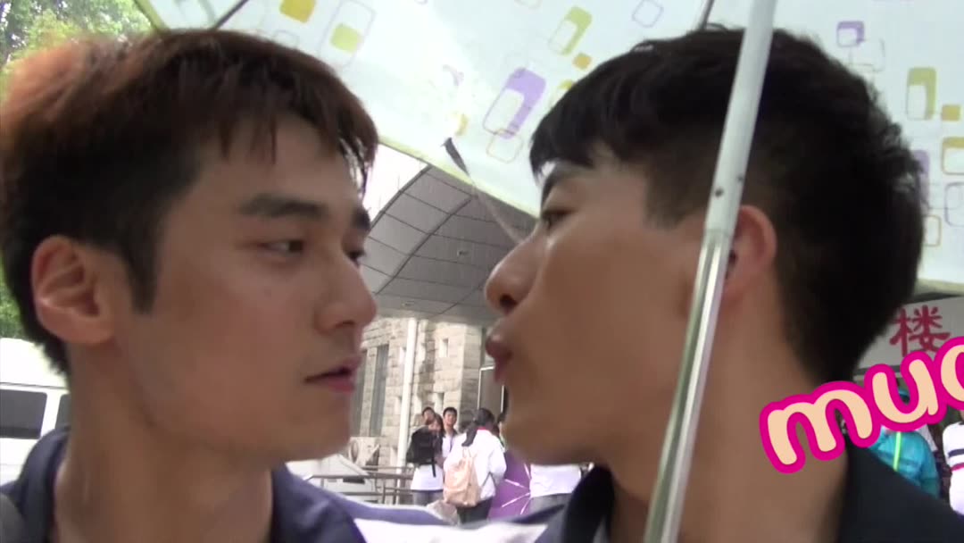 《我去上学啦》明星课程表:洲哥夫仔雨中基情