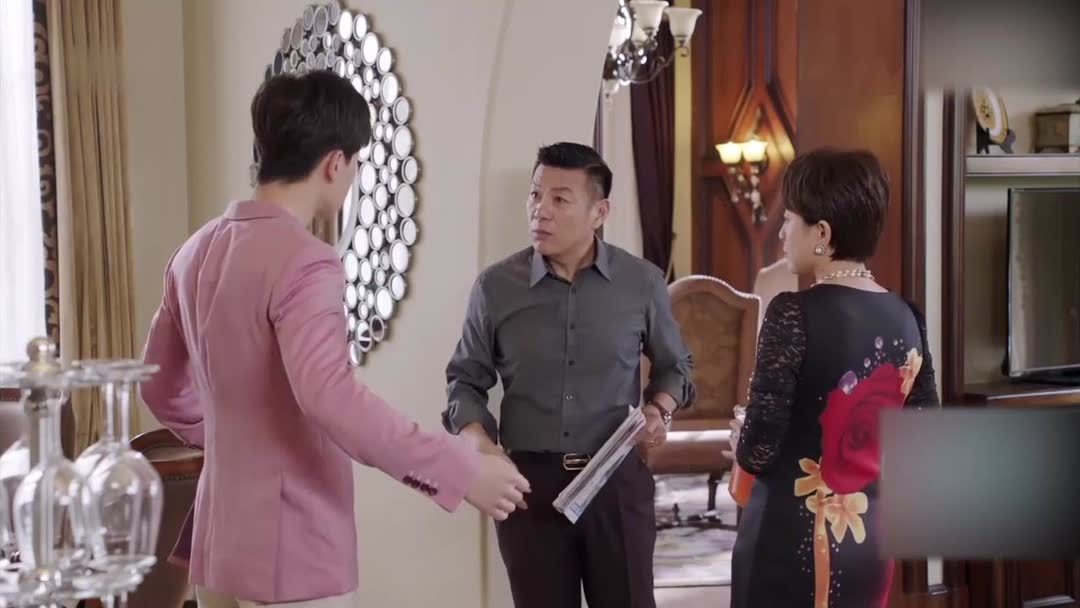 邓伦演的言情剧,穿的花里胡哨被父亲责骂,反而让后妈背锅