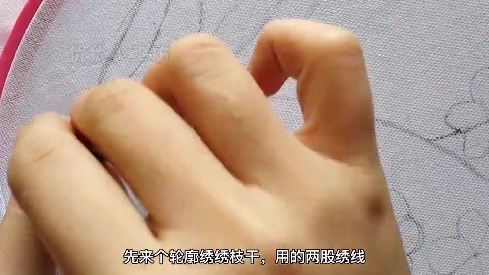 女人当了妈妈,学学这样巧妙绣花,大人小孩衣服上绣出别致的美