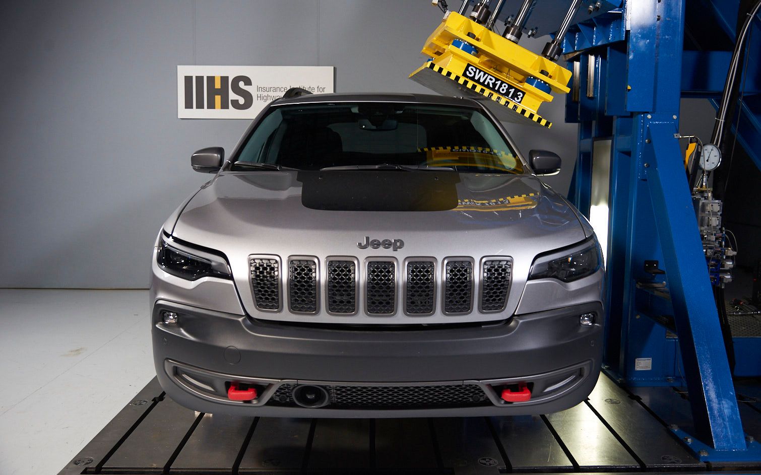 2019款 Jeep 自由光 美国高速安全保险协会 车顶强度测试