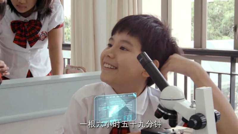 乐乐用百科显微镜来测试杰飞的头发,不料结果太神奇了,杰飞服气