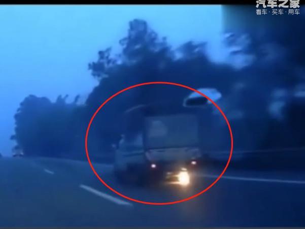 货车高速上突然着火,视频车司机的做法让人感动!