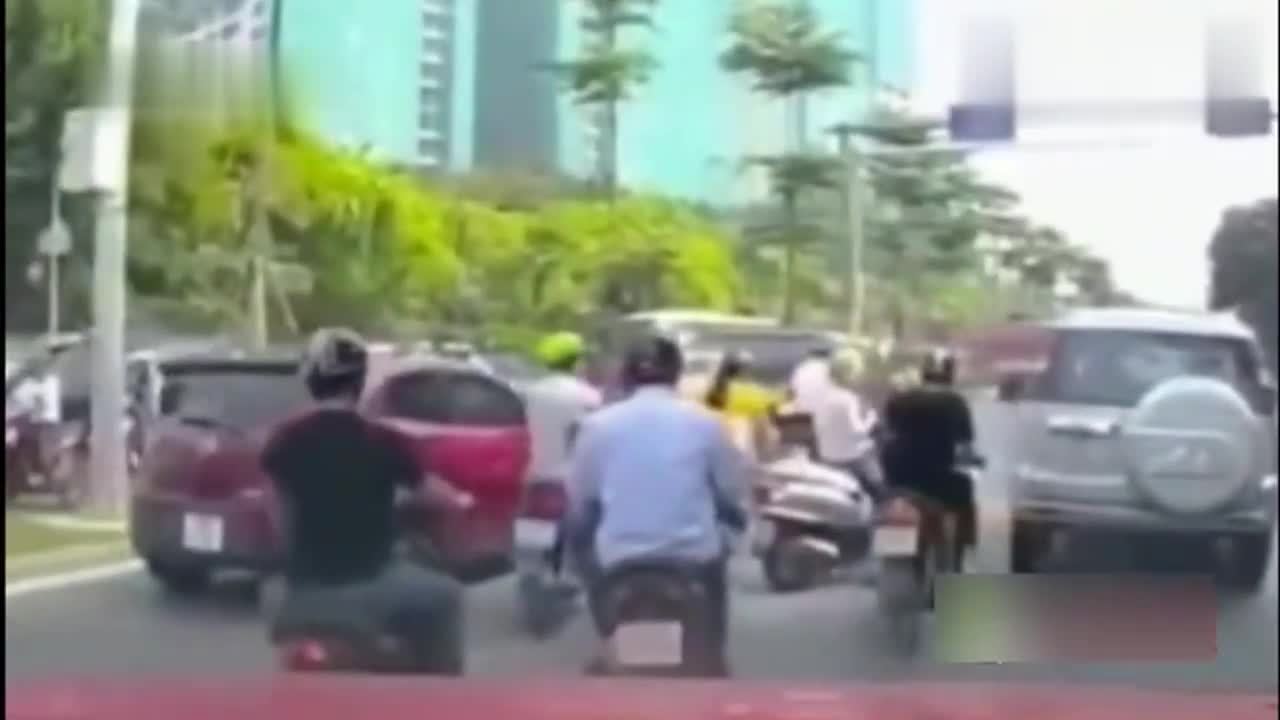 女子骑电动车停路中间打电话,按喇叭都赶不走,男司机好样的!