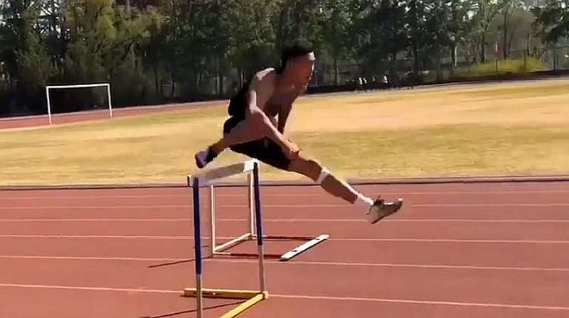 看运动员是如何科学训练的,跨栏热身从走到跑,循序渐进