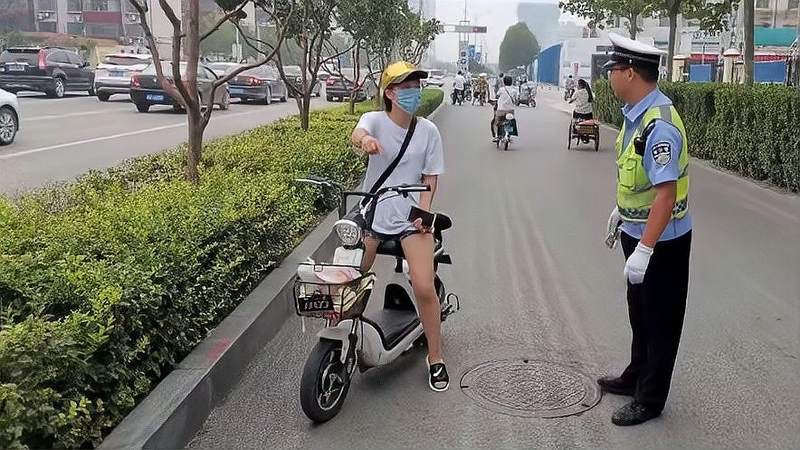 骑电动车上班被罚款2000,女子翻脸质问交警:你咋不罚卖车的?
