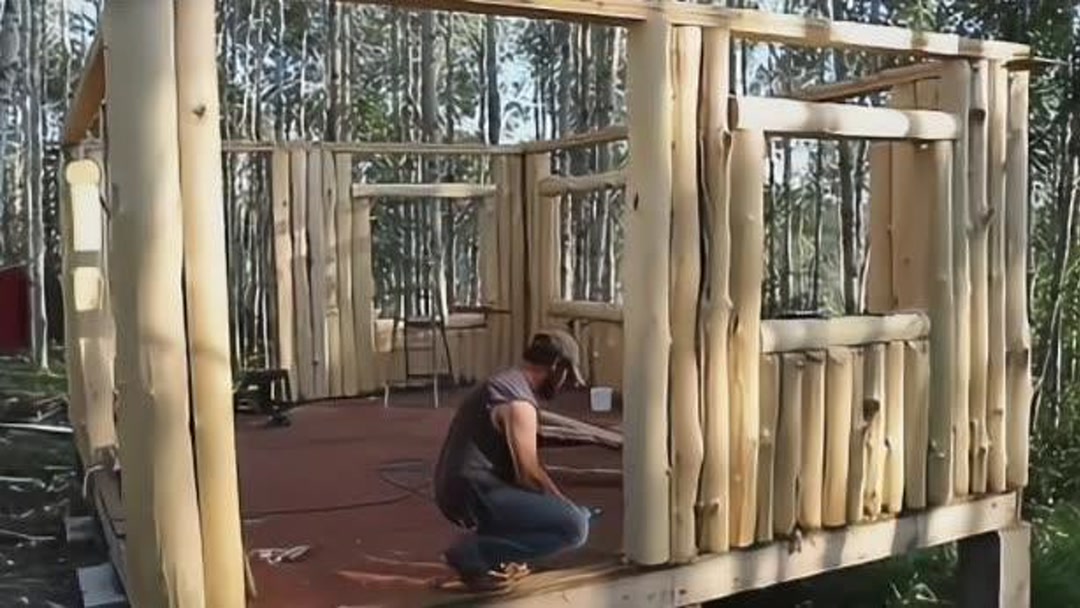国外夫妻野外建造全木质的房屋 环境太好了木材质量一流