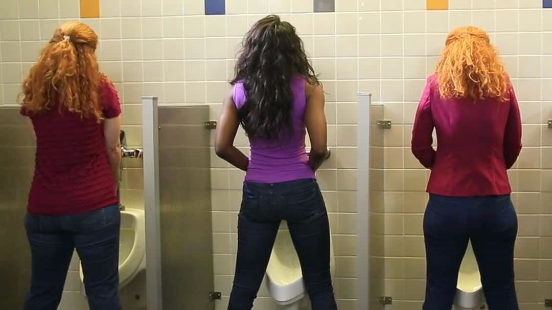 老外发明女人站立小便神器,缓解女厕排队囧境,每月卖40万个